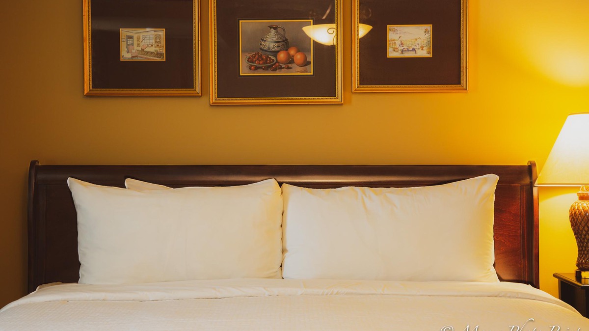 Deluxe King Room | Grant Hall Hotel